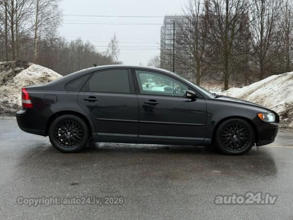 Black Volvo S40 2004 in Tallinn, with an engine capacity of 2.00 L and mileage of 0 thousand km for 1900 €, photo 8 on AUTOMOTO.COM.LV