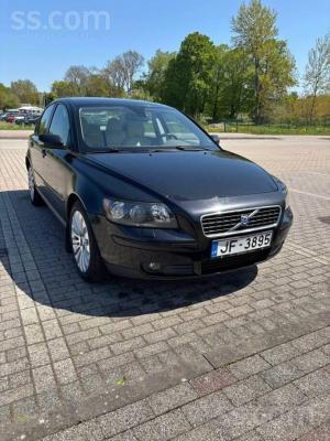Black Volvo S40 2004 in Ventspils, with an engine capacity of 2.00 L and mileage of 344 thousand km for 2000 €, photo  on AUTOMOTO.COM.LV