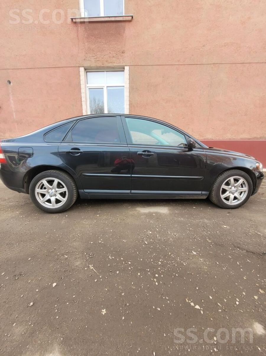 Melns Volvo S40 2004 Rīga, ar dzinēja tilpumu 2.40 L un nobraukumu 201 tūkst. km par 2300 €, foto 1 vietnē AUTOMOTO.COM.LV