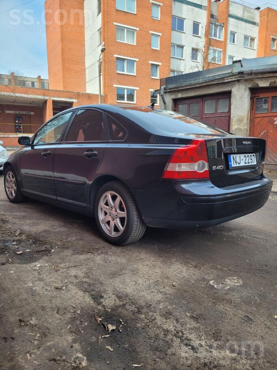 Melns Volvo S40 2004 Rīga, ar dzinēja tilpumu 2.40 L un nobraukumu 201 tūkst. km par 2300 €, foto 3 vietnē AUTOMOTO.COM.LV