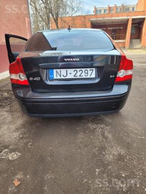 Melns Volvo S40 2004 Rīga, ar dzinēja tilpumu 2.40 L un nobraukumu 201 tūkst. km par 2300 €, foto 4 vietnē AUTOMOTO.COM.LV