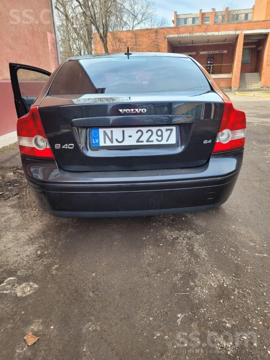 Melns Volvo S40 2004 Rīga, ar dzinēja tilpumu 2.40 L un nobraukumu 201 tūkst. km par 2300 €, foto 4 vietnē AUTOMOTO.COM.LV