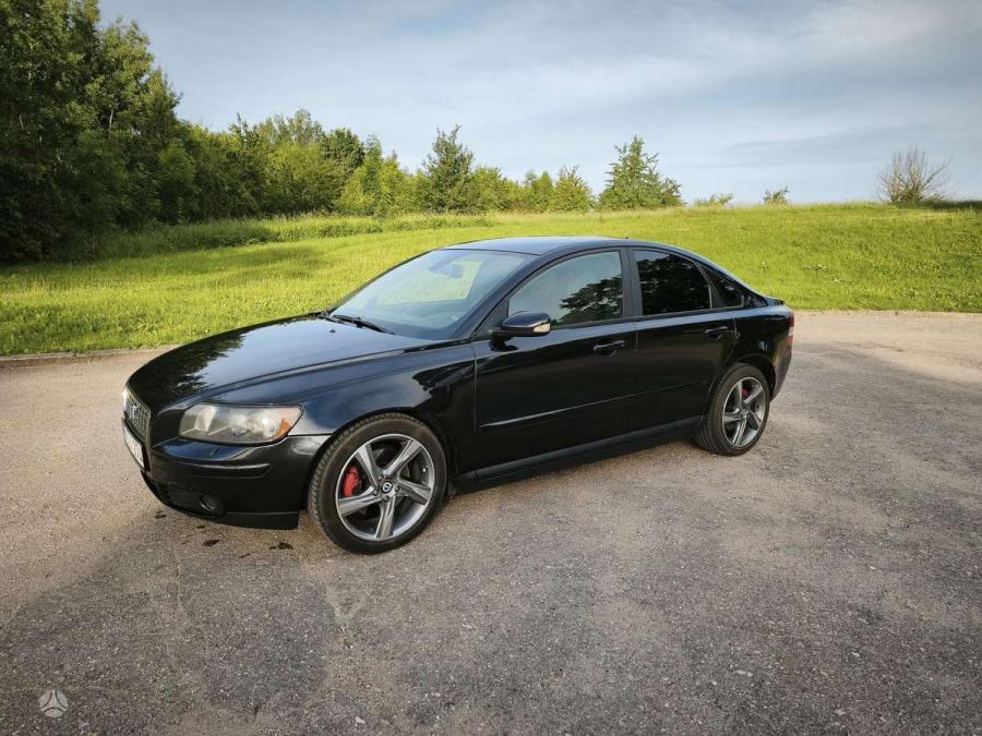 Black Volvo S40 2004 in Kaunas, with an engine capacity of 2.44 L and mileage of 326 thousand km for 1500 €, photo 1 on AUTOMOTO.COM.LV