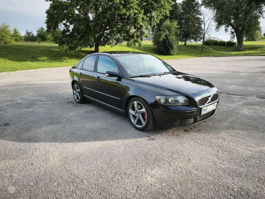 Black Volvo S40 2004 in Kaunas, with an engine capacity of 2.44 L and mileage of 326 thousand km for 1500 €, photo 3 on AUTOMOTO.COM.LV