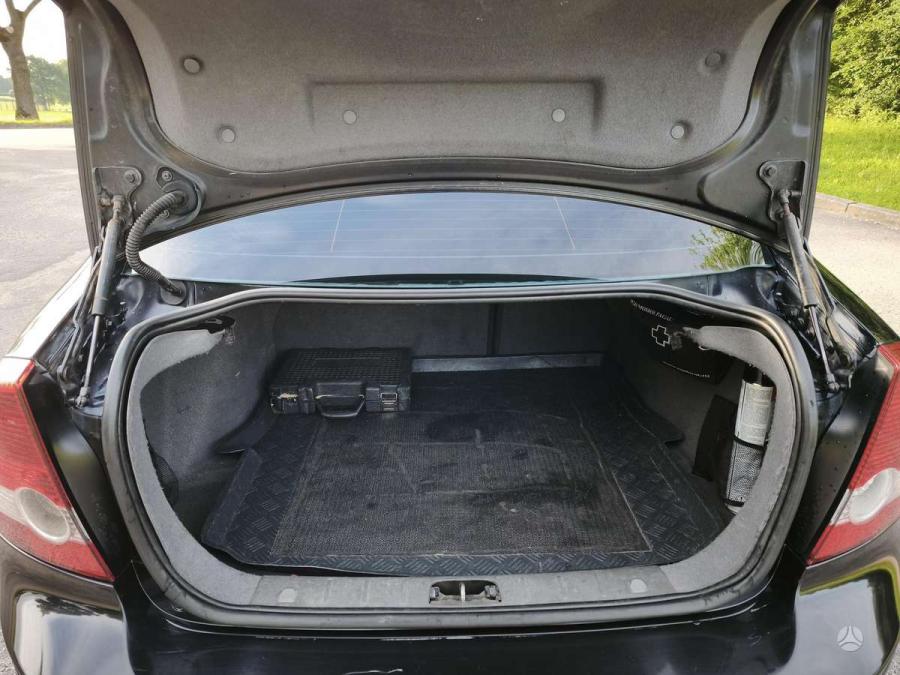 Black Volvo S40 2004 in Kaunas, with an engine capacity of 2.44 L and mileage of 326 thousand km for 1500 €, photo 4 on AUTOMOTO.COM.LV