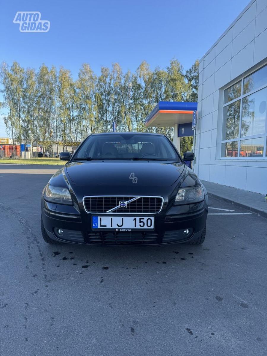 Melns Volvo S40 2004 Viļņa, ar dzinēja tilpumu 2.00 L un nobraukumu 300 tūkst. km par 1250 €, foto 1 vietnē AUTOMOTO.COM.LV