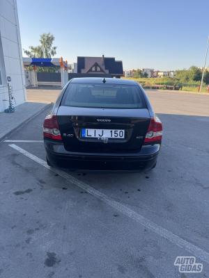 Melns Volvo S40 2004 Viļņa, ar dzinēja tilpumu 2.00 L un nobraukumu 300 tūkst. km par 1250 €, foto 3 vietnē AUTOMOTO.COM.LV