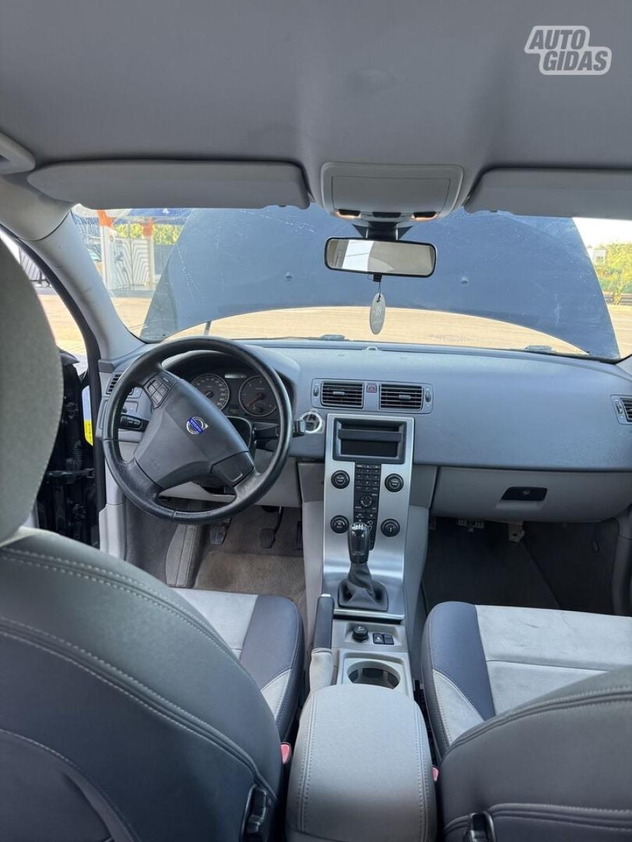 Melns Volvo S40 2004 Viļņa, ar dzinēja tilpumu 2.00 L un nobraukumu 300 tūkst. km par 1250 €, foto 8 vietnē AUTOMOTO.COM.LV