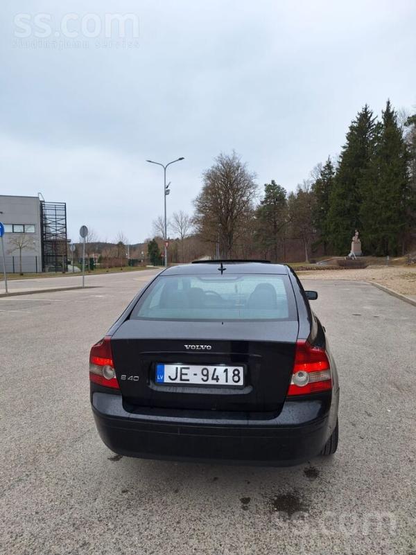 Black Volvo S40 2004 in Tukums, with an engine capacity of 2.00 L and mileage of 358 thousand km for 1350 €, photo 4 on AUTOMOTO.COM.LV