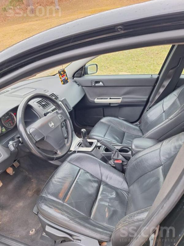Black Volvo S40 2004 in Tukums, with an engine capacity of 2.00 L and mileage of 358 thousand km for 1350 €, photo 7 on AUTOMOTO.COM.LV
