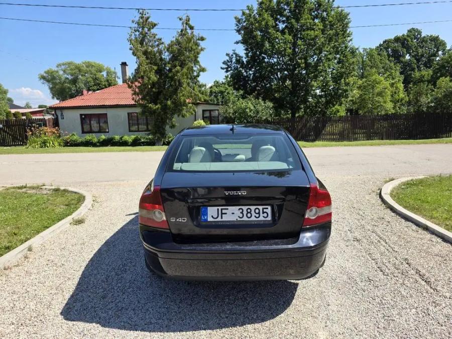 Black Volvo S40 2004 in Ventspils, with an engine capacity of 2.00 L and mileage of 345 thousand km for 1290 €, photo 8 on AUTOMOTO.COM.LV