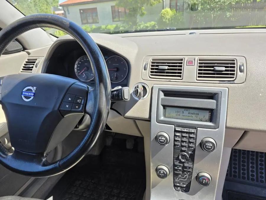 Black Volvo S40 2004 in Ventspils, with an engine capacity of 2.00 L and mileage of 345 thousand km for 1290 €, photo 12 on AUTOMOTO.COM.LV