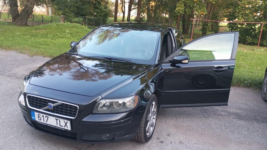 Melns Volvo S40 2004 Narva, ar dzinēja tilpumu 2.00 L un nobraukumu 0 tūkst. km par 2300 €, foto 4 vietnē AUTOMOTO.COM.LV