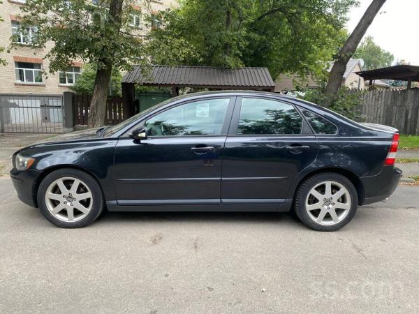 Black Volvo S40 2004 in Riga, with an engine capacity of 2.40 L and mileage of 350 thousand km for 2500 €, photo 5 on AUTOMOTO.COM.LV