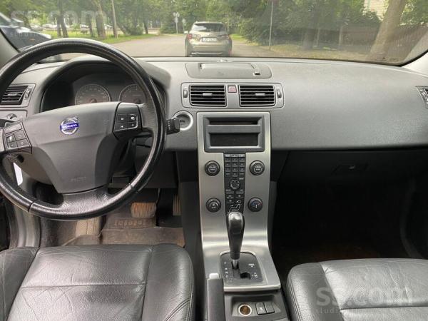 Black Volvo S40 2004 in Riga, with an engine capacity of 2.40 L and mileage of 350 thousand km for 2500 €, photo 8 on AUTOMOTO.COM.LV