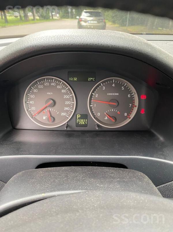 Black Volvo S40 2004 in Riga, with an engine capacity of 2.40 L and mileage of 350 thousand km for 2500 €, photo 9 on AUTOMOTO.COM.LV