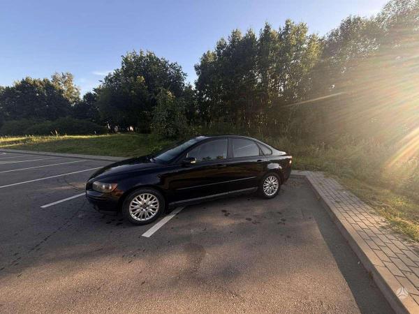 Volvo S40 2004 in Kaunas on AUTOMOTO.COM.LV Black Volvo S40 2004 in Kaunas, with an engine capacity of 2.00 L and mileage of 300 thousand km for 1800 €, photo 1 on AUTOMOTO.COM.LV