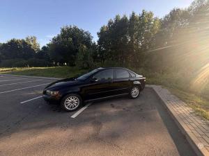Melns Volvo S40 2004 Kauņa, ar dzinēja tilpumu 2.00 L un nobraukumu 300 tūkst. km par 1800 €, foto  vietnē AUTOMOTO.COM.LV