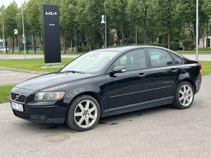 Melns Volvo S40 2004 Narva, ar dzinēja tilpumu 2.00 L un nobraukumu 297 tūkst. km par 1999 €, foto  vietnē AUTOMOTO.COM.LV