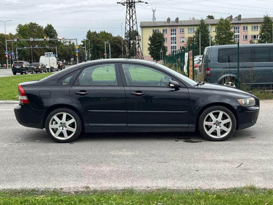 Melns Volvo S40 2004 Narva, ar dzinēja tilpumu 2.00 L un nobraukumu 297 tūkst. km par 1999 €, foto 6 vietnē AUTOMOTO.COM.LV