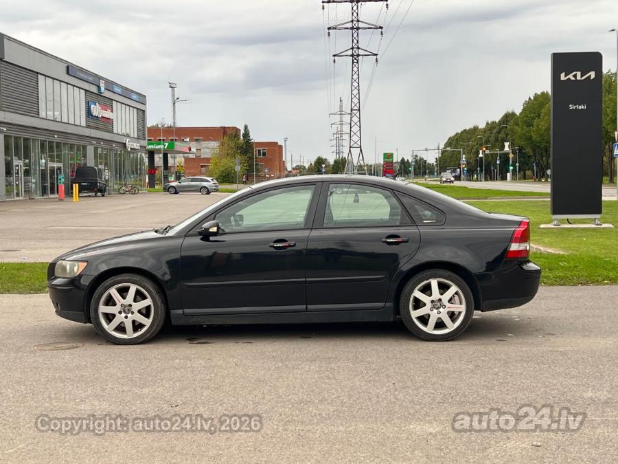 Black Volvo S40 2004 in Narva, with an engine capacity of 2.00 L and mileage of 297 thousand km for 1999 €, photo 9 on AUTOMOTO.COM.LV