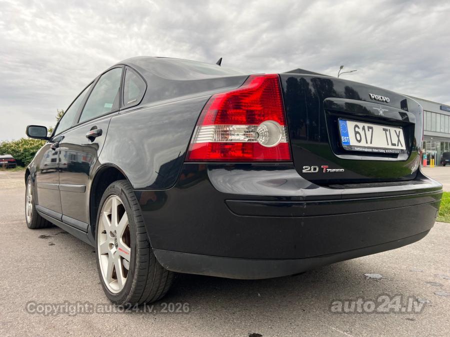 Black Volvo S40 2004 in Narva, with an engine capacity of 2.00 L and mileage of 297 thousand km for 1999 €, photo 12 on AUTOMOTO.COM.LV