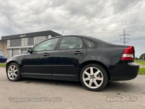 Black Volvo S40 2004 in Narva, with an engine capacity of 2.00 L and mileage of 297 thousand km for 1999 €, photo 13 on AUTOMOTO.COM.LV
