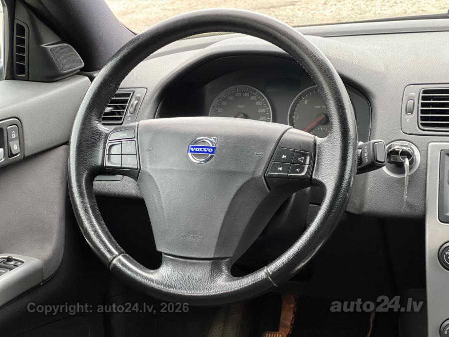 Black Volvo S40 2004 in Narva, with an engine capacity of 2.00 L and mileage of 297 thousand km for 1999 €, photo 17 on AUTOMOTO.COM.LV