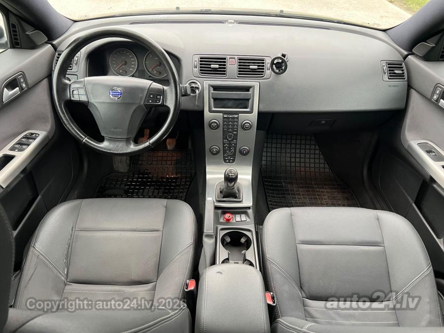 Black Volvo S40 2004 in Narva, with an engine capacity of 2.00 L and mileage of 297 thousand km for 1999 €, photo 19 on AUTOMOTO.COM.LV