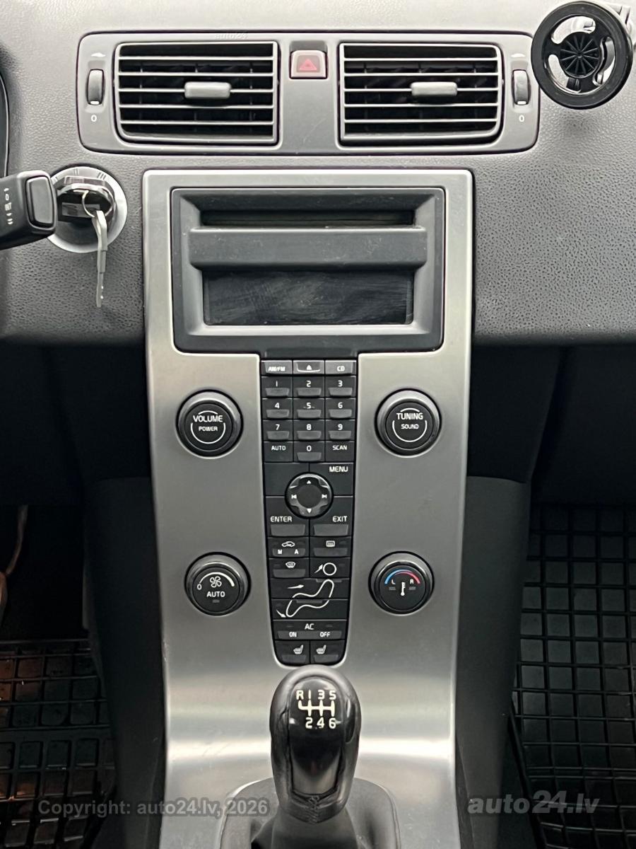 Black Volvo S40 2004 in Narva, with an engine capacity of 2.00 L and mileage of 297 thousand km for 1999 €, photo 21 on AUTOMOTO.COM.LV