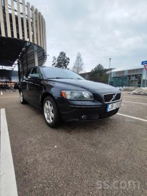 Black Volvo S40 2004 in Riga, with an engine capacity of 2.00 L and mileage of 0 thousand km for 750 €, photo 3 on AUTOMOTO.COM.LV