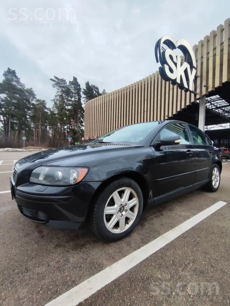 Black Volvo S40 2004 in Riga, with an engine capacity of 2.00 L and mileage of 0 thousand km for 750 €, photo 5 on AUTOMOTO.COM.LV
