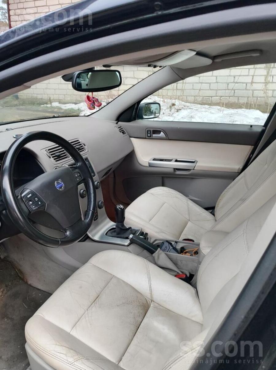 Black Volvo S40 2004 in Riga, with an engine capacity of 2.00 L and mileage of 0 thousand km for 750 €, photo 10 on AUTOMOTO.COM.LV