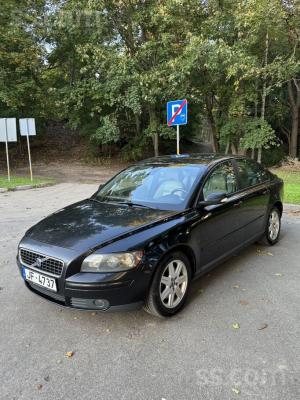 Black Volvo S40 2004 in Riga, with an engine capacity of 2.00 L and mileage of 410 thousand km for 960 €, photo  on AUTOMOTO.COM.LV