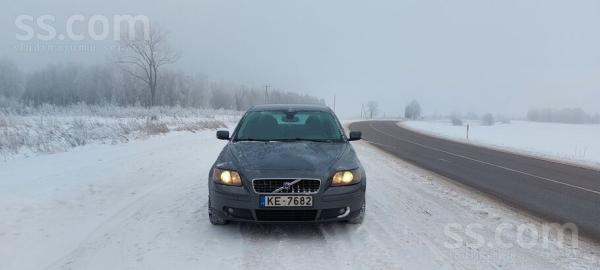 Black Volvo S40 2005 in Balvi, with an engine capacity of 2.00 L and mileage of 0 thousand km for 1750 €, photo 2 on AUTOMOTO.COM.LV