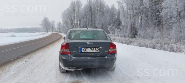 Black Volvo S40 2005 in Balvi, with an engine capacity of 2.00 L and mileage of 0 thousand km for 1750 €, photo 4 on AUTOMOTO.COM.LV