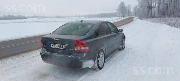 Black Volvo S40 2005 in Balvi, with an engine capacity of 2.00 L and mileage of 0 thousand km for 1750 €, photo 5 on AUTOMOTO.COM.LV