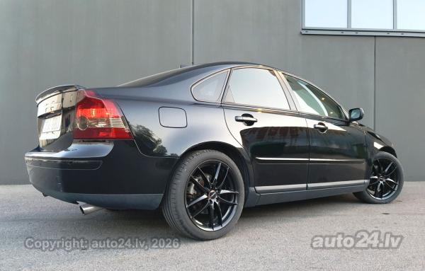 Black Volvo S40 2005 in Tallinn, with an engine capacity of 2.50 L and mileage of 365 thousand km for 3999 €, photo 3 on AUTOMOTO.COM.LV