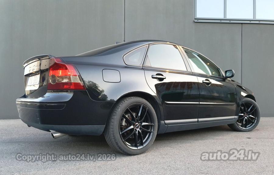 Melns Volvo S40 2005 Tallina, ar dzinēja tilpumu 2.50 L un nobraukumu 365 tūkst. km par 3999 €, foto 4 vietnē AUTOMOTO.COM.LV