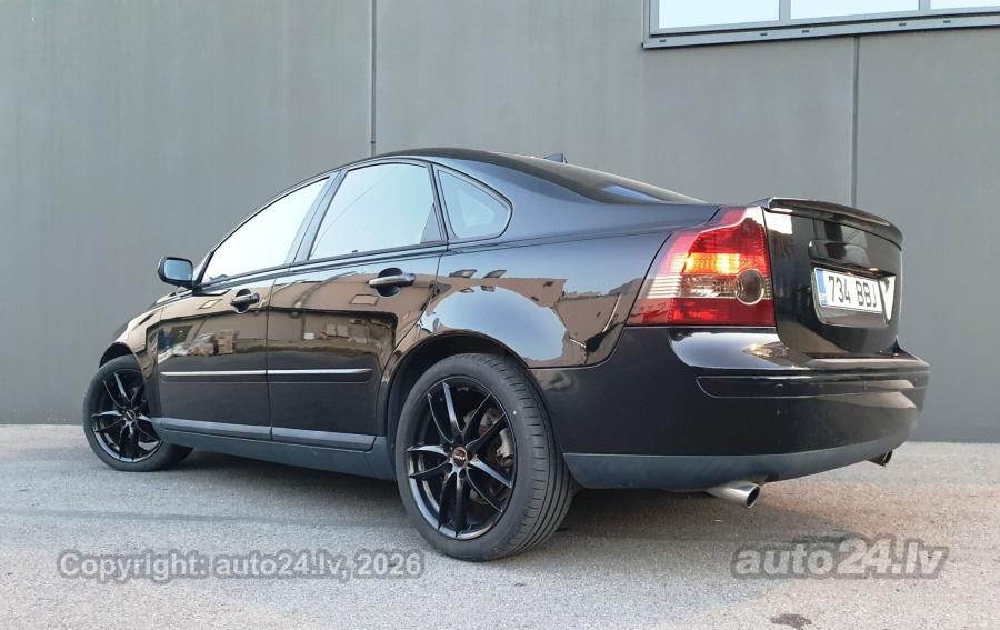 Melns Volvo S40 2005 Tallina, ar dzinēja tilpumu 2.50 L un nobraukumu 365 tūkst. km par 3999 €, foto 5 vietnē AUTOMOTO.COM.LV
