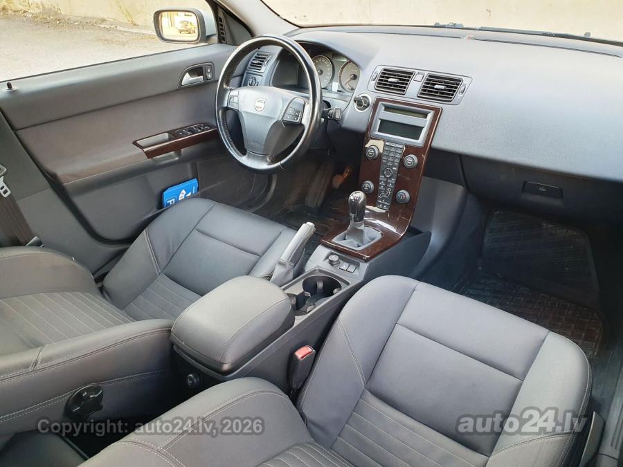 Melns Volvo S40 2005 Tallina, ar dzinēja tilpumu 2.50 L un nobraukumu 365 tūkst. km par 3999 €, foto 6 vietnē AUTOMOTO.COM.LV