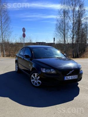 Melns Volvo S40 2005 Jēkabpils, ar dzinēja tilpumu 2.00 L un nobraukumu 326 tūkst. km par 1900 €, foto  vietnē AUTOMOTO.COM.LV