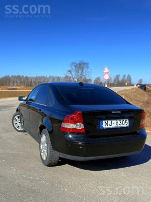 Melns Volvo S40 2005 Jēkabpils, ar dzinēja tilpumu 2.00 L un nobraukumu 326 tūkst. km par 1900 €, foto 4 vietnē AUTOMOTO.COM.LV