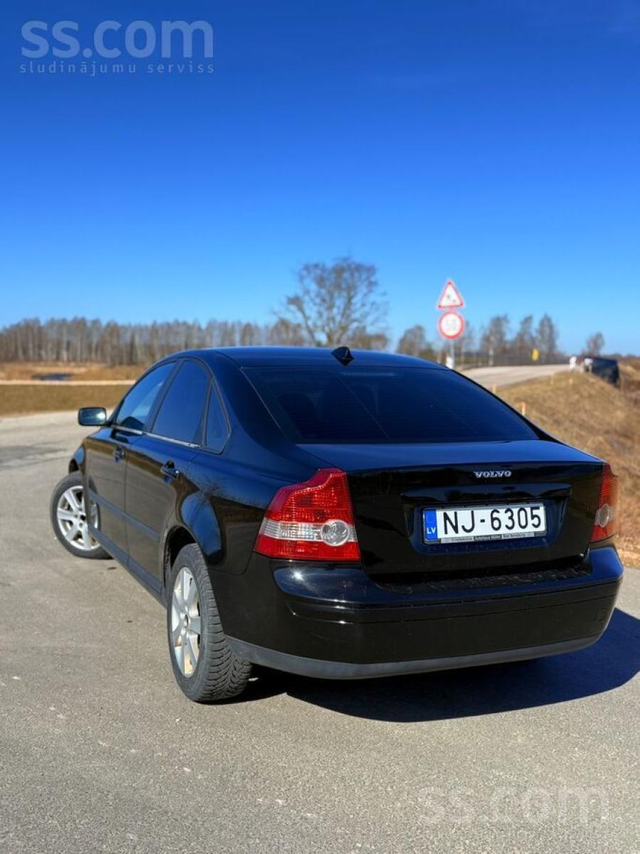 Melns Volvo S40 2005 Jēkabpils, ar dzinēja tilpumu 2.00 L un nobraukumu 326 tūkst. km par 1900 €, foto 4 vietnē AUTOMOTO.COM.LV