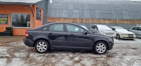 Black Volvo S40 2005 in Valmiera, with an engine capacity of 2.40 L and mileage of 177 thousand km for 2100 €, photo 2 on AUTOMOTO.COM.LV