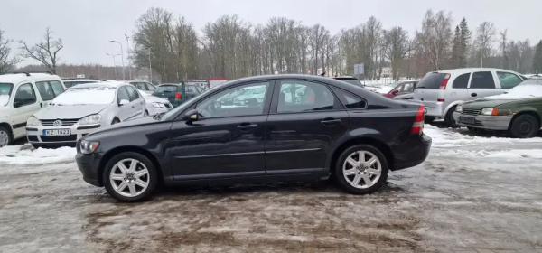 Black Volvo S40 2005 in Valmiera, with an engine capacity of 2.40 L and mileage of 177 thousand km for 2100 €, photo 5 on AUTOMOTO.COM.LV