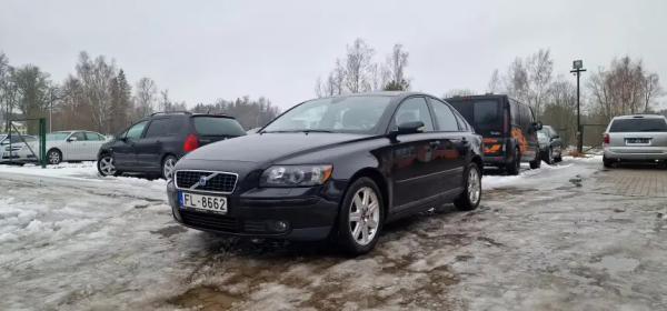 Black Volvo S40 2005 in Valmiera, with an engine capacity of 2.40 L and mileage of 177 thousand km for 2100 €, photo 6 on AUTOMOTO.COM.LV