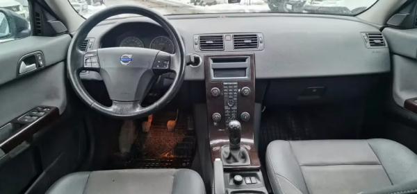Black Volvo S40 2005 in Valmiera, with an engine capacity of 2.40 L and mileage of 177 thousand km for 2100 €, photo 7 on AUTOMOTO.COM.LV