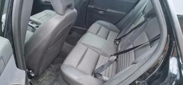 Black Volvo S40 2005 in Valmiera, with an engine capacity of 2.40 L and mileage of 177 thousand km for 2100 €, photo 8 on AUTOMOTO.COM.LV