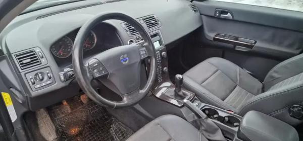 Black Volvo S40 2005 in Valmiera, with an engine capacity of 2.40 L and mileage of 177 thousand km for 2100 €, photo 9 on AUTOMOTO.COM.LV